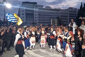 Με το κεφάλι ψηλά οι υγειονομικοί σε αναστολή γλεντούν ρωμαίικα ...