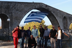 Ε.Ρω. Άρτας - Επίσκεψη στο Ιστορικό Γεφύρι και Ανάρτηση Ελληνικής ...