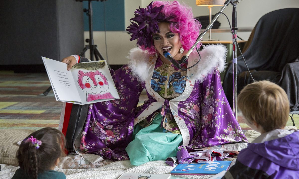 Κατακραυγή για τις «Drag Queens» που διαβάζουν παραμύθια σε μικρά ...
